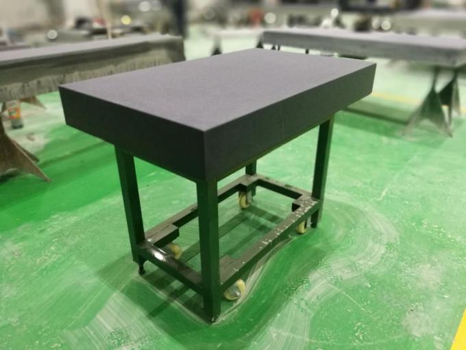 Plat Permukaan Granit Dengan Meja Di Lab Kalibrasi